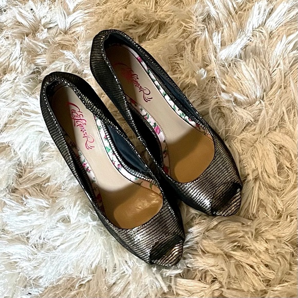 Cece L'amour | Shoes | Cece Lamour Gold Metallic Fabric | Poshmark
